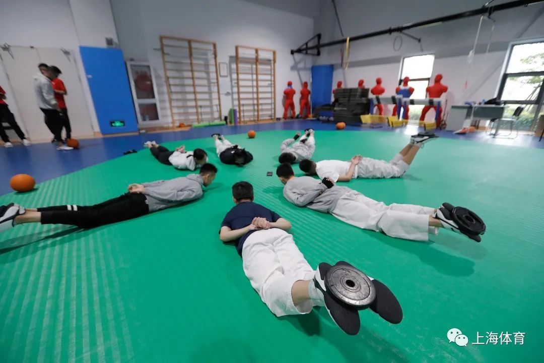 冲拳、呐喊、踢打……拳跆训练场上的活力青春