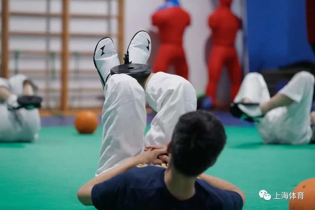 冲拳、呐喊、踢打……拳跆训练场上的活力青春