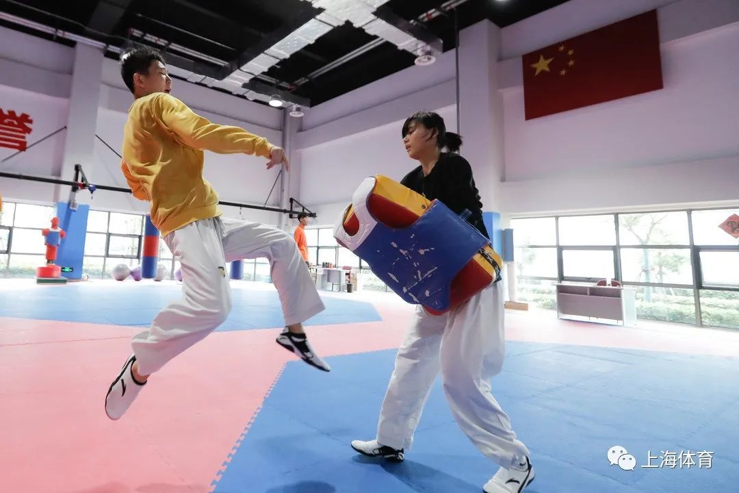 冲拳、呐喊、踢打……拳跆训练场上的活力青春