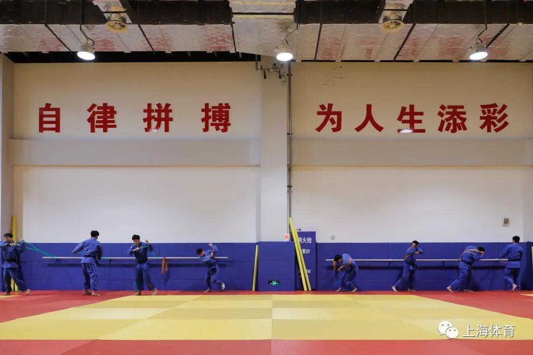 冲拳、呐喊、踢打……拳跆训练场上的活力青春