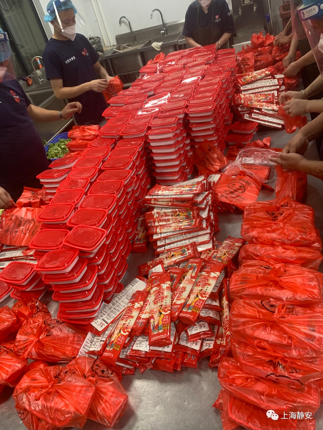 社区快乐过双节，千分长寿面暖心“送”