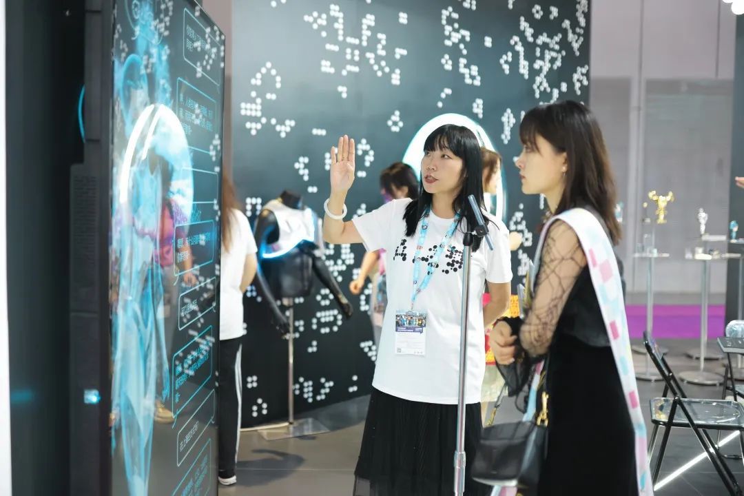 全球授权展·上海站在“四叶草”开幕，本土科幻IP“AI之梦”受市民关注