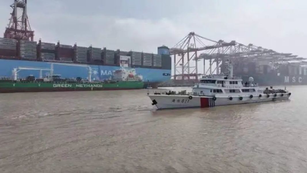 中国首单！上海港完成国际航行集装箱船绿色甲醇燃料“船-船”同步加注作业