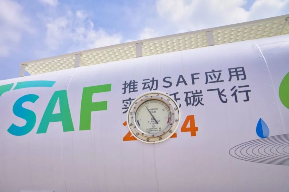 新突破！国产商用飞机加注可持续航空燃料（SAF）完成首飞_上观新闻