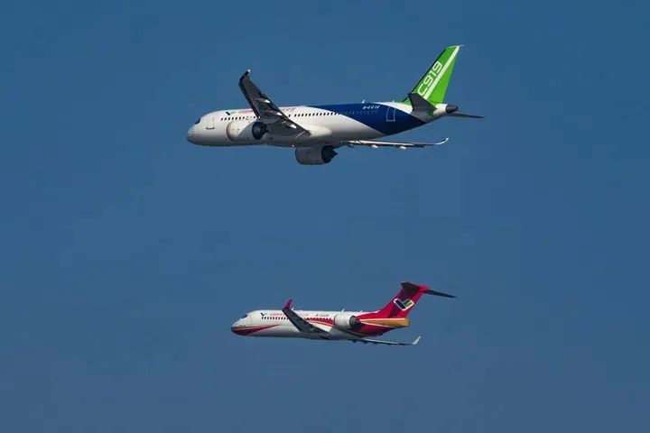 C919和ARJ21，同框了！_上观新闻