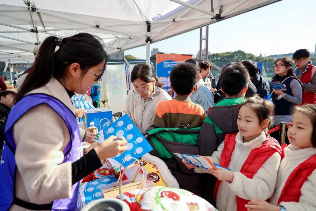 2025年上海城市业余联赛启动 “活力Young浦 创智迎新”元旦迎新跑燃情开幕