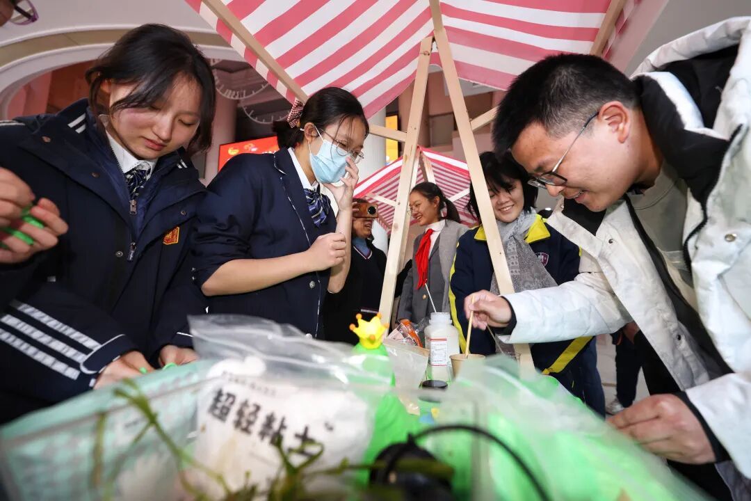 在这场中学生社团文化节上，他们“花式”秀技能！_上观新闻